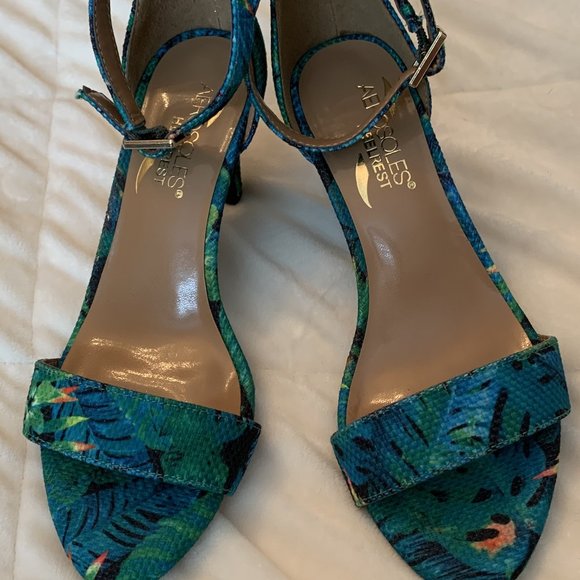 AEROSOLES | Shoes | New Aerosoles Heelrest Green Fabric Tropical Print ...
